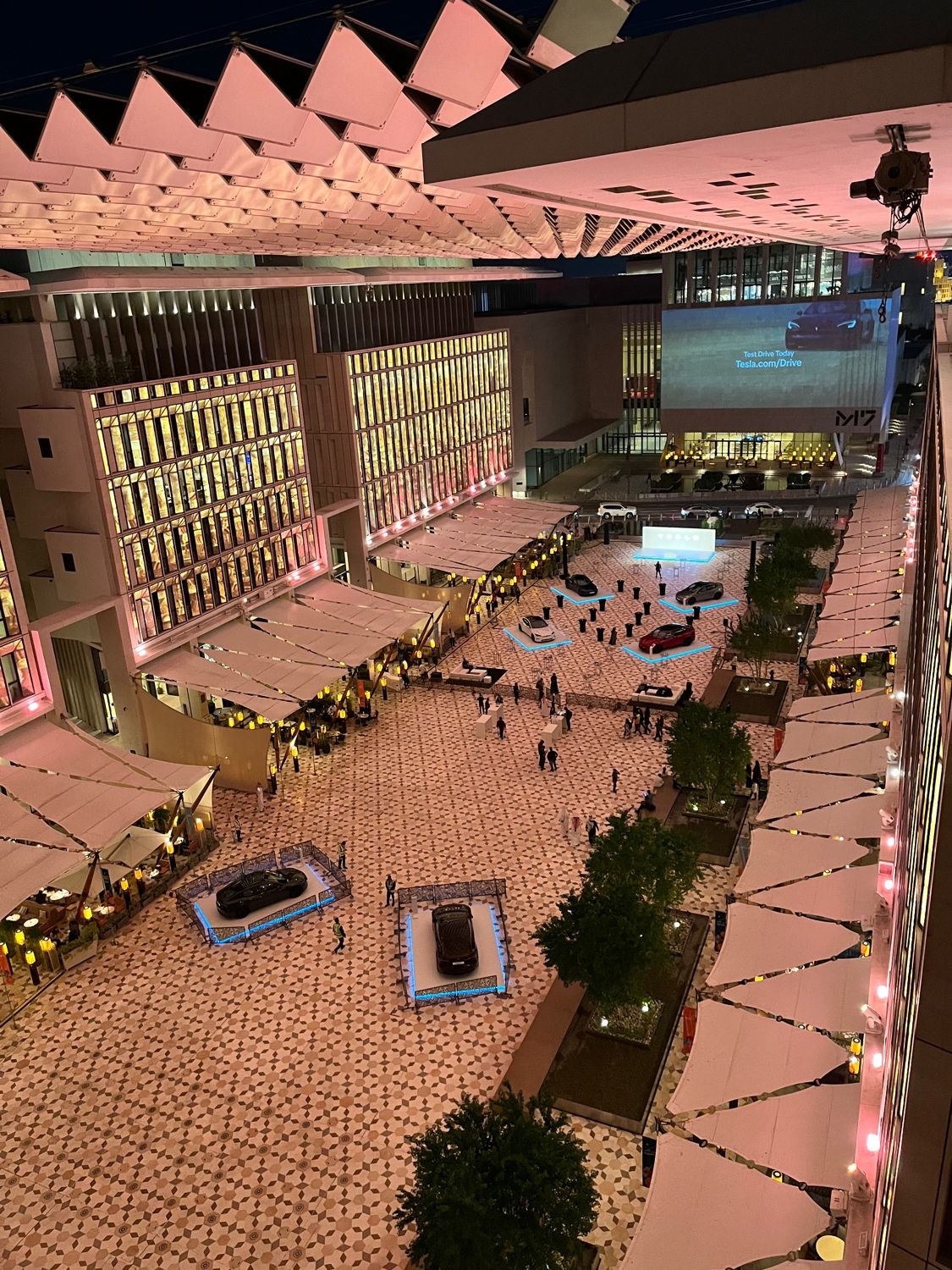 Les images de l'inauguration du premier Tesla Store à Doha