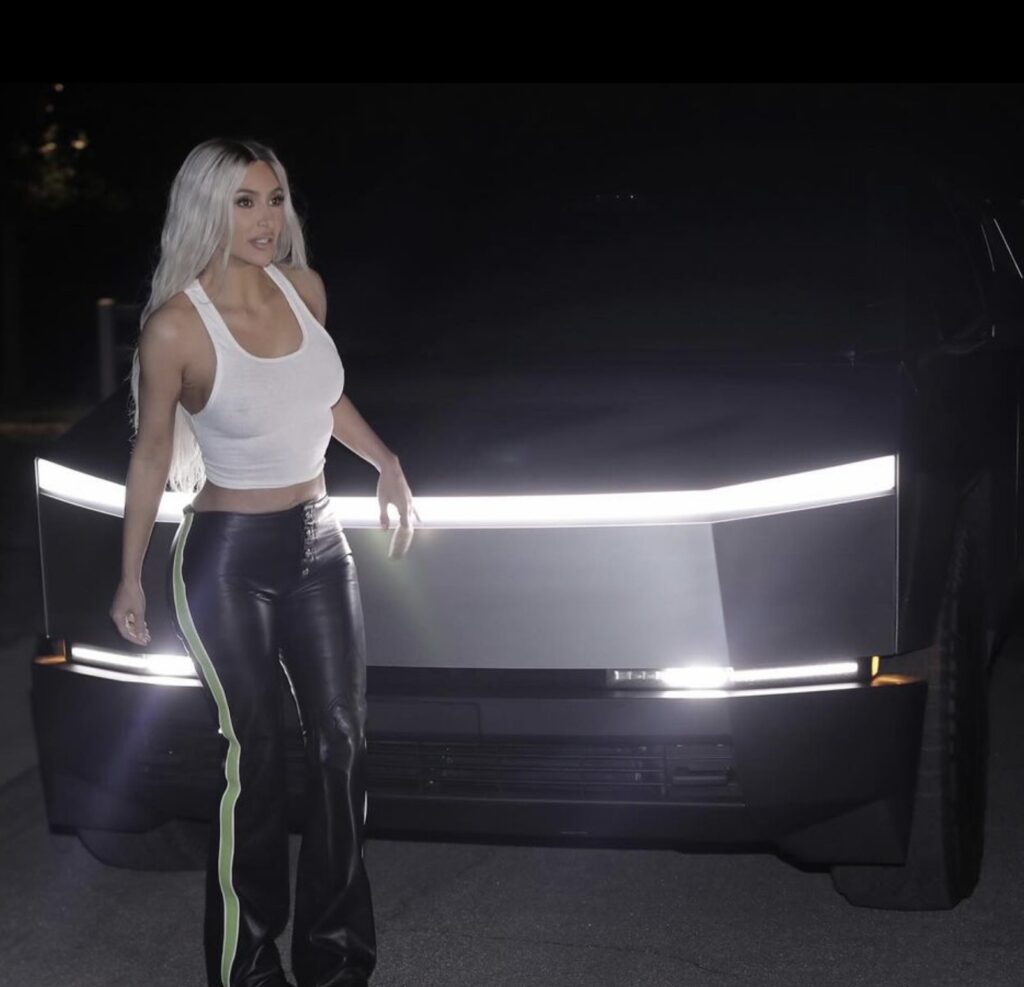 PHOTO - Kim Kardashian pose avec le Tesla Cybertruck