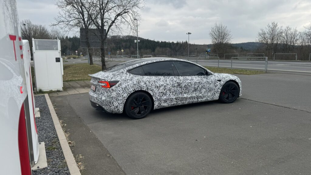 Le Prototype de la Tesla Model 3 Performance / Ludicrous Aperçu en ...