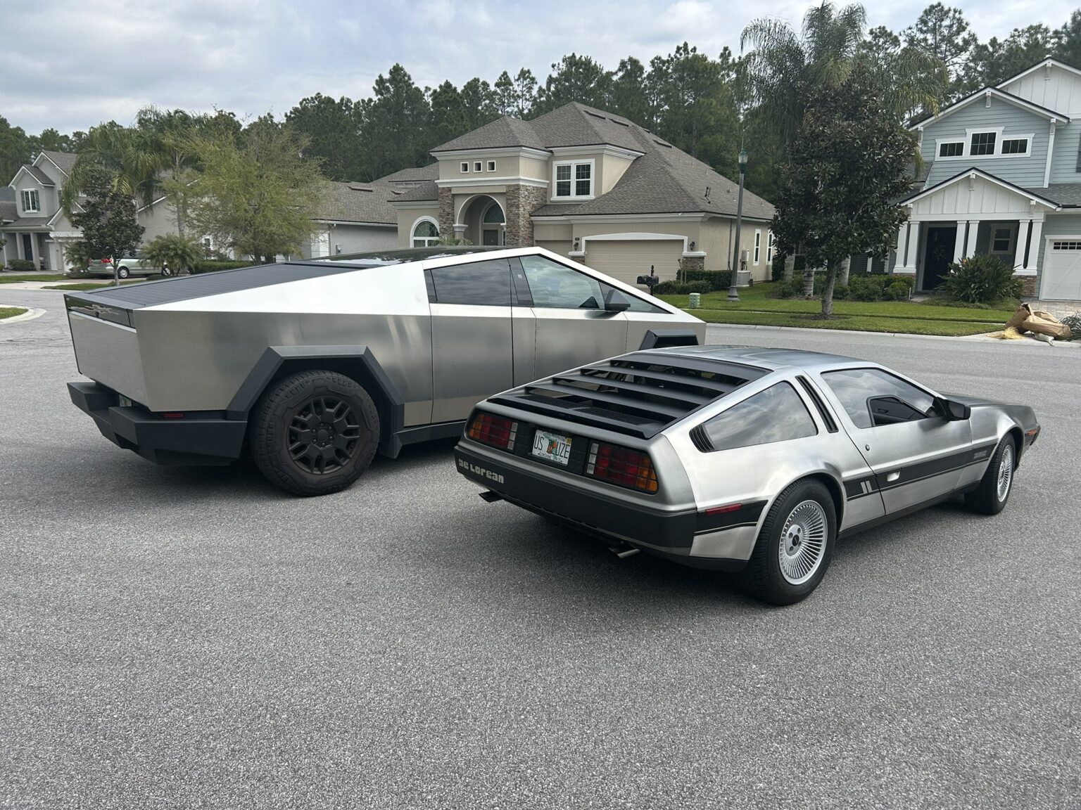 Tesla Cybertruck vs DeLorean DMC-12 : Une Rencontre Épique entre Futur ...