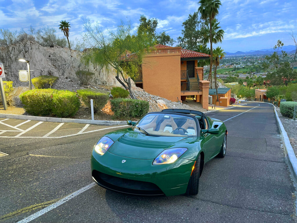 La Renaissance d'une Tesla Roadster en British Racing Green : Un ...