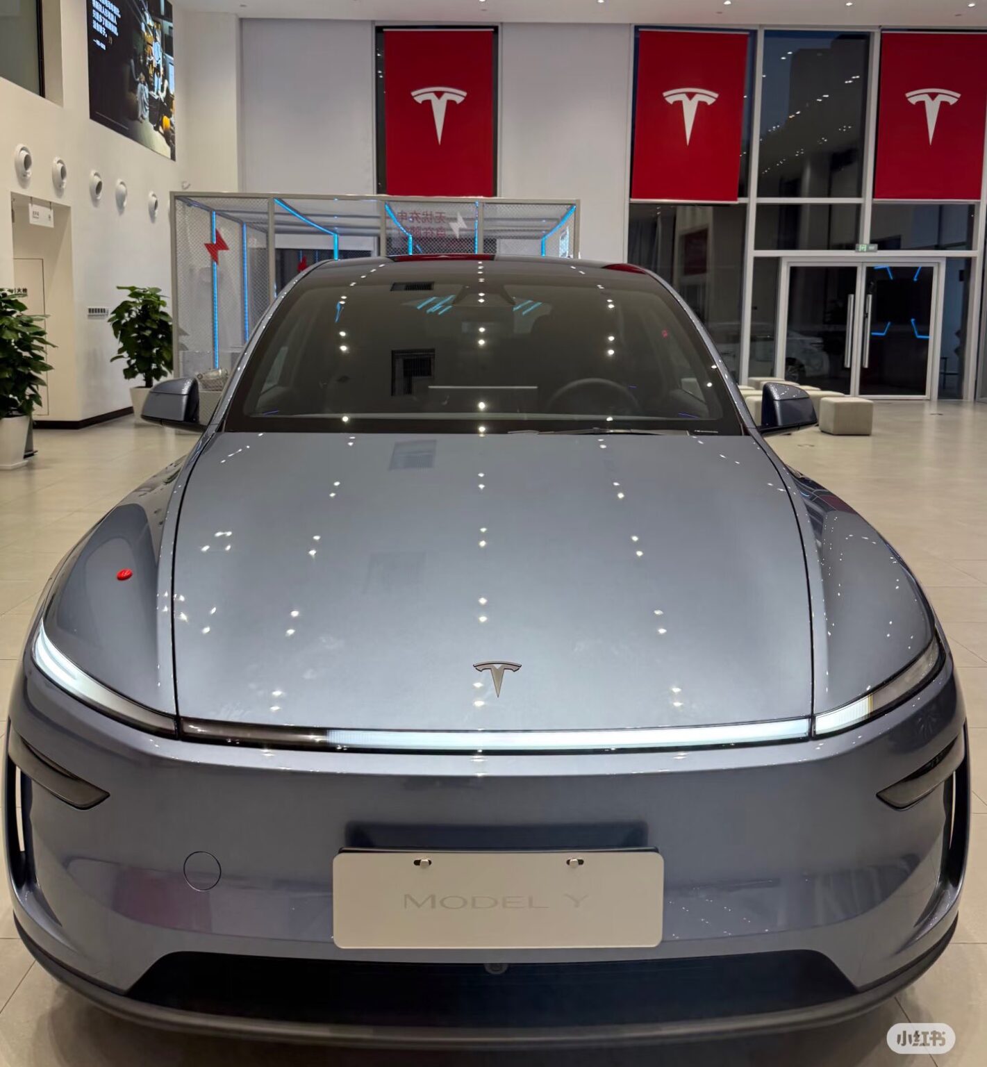 Nouvelle Tesla Model Y L en bleu glacier : un vent de fraîcheur sur le ...