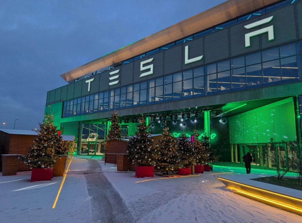 Tesla Giga Berlin : L'Usine à Créer la Magie de Noël
