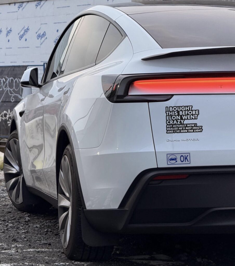 Un nouveau sticker fait son apparition sur les Tesla : la riposte ...