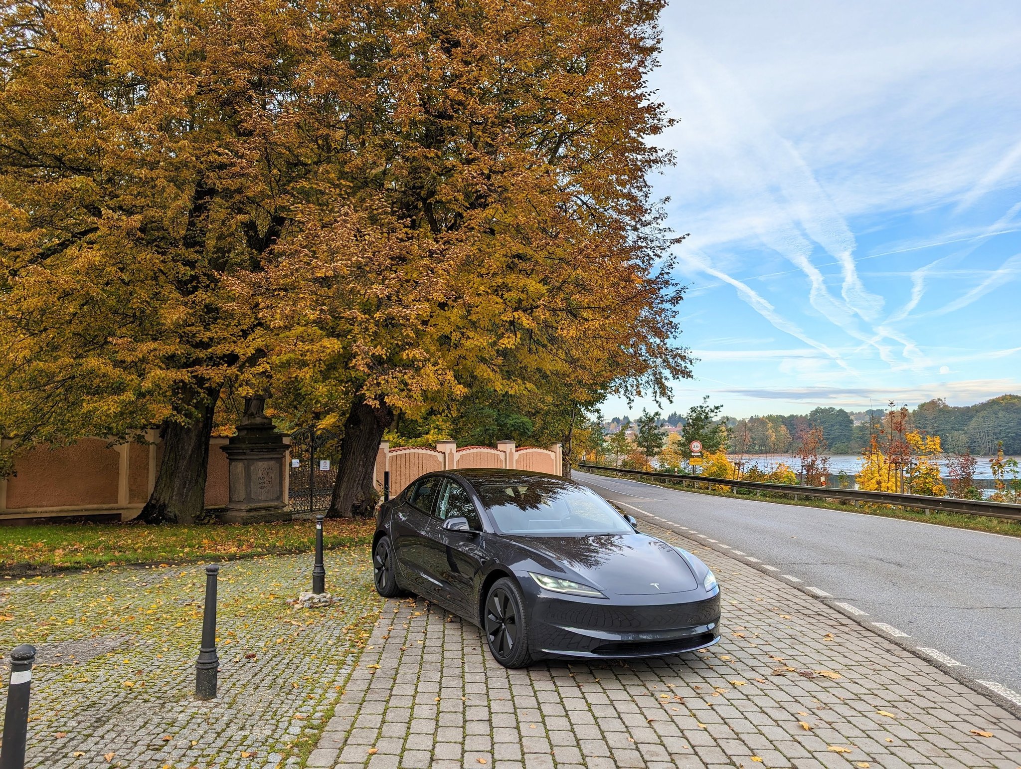 Les Nouvelles Couleurs de la Tesla Model 3 Highland : Stealth Grey vs ...