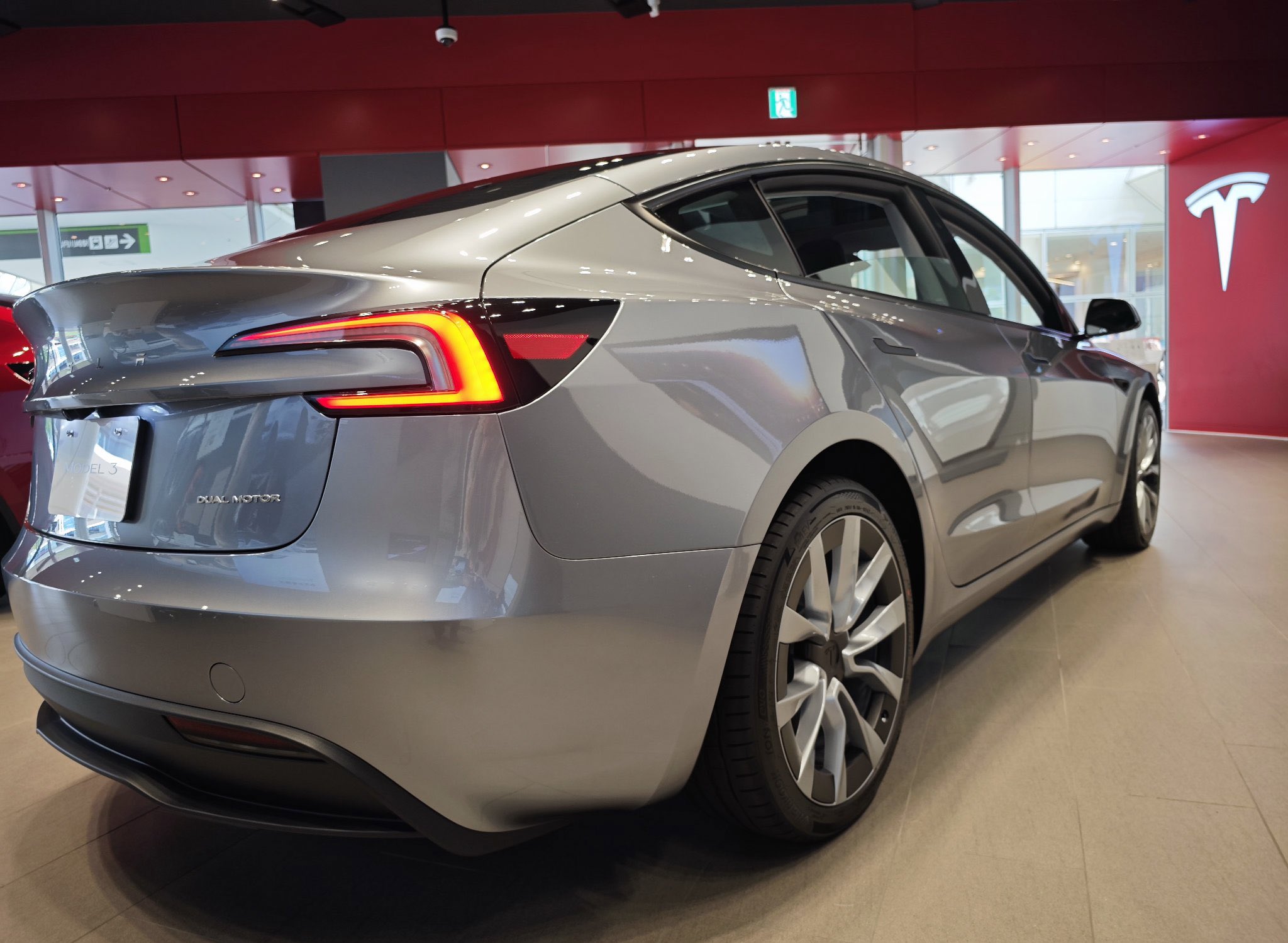 Les Nouvelles Couleurs de la Tesla Model 3 Highland : Stealth Grey vs ...