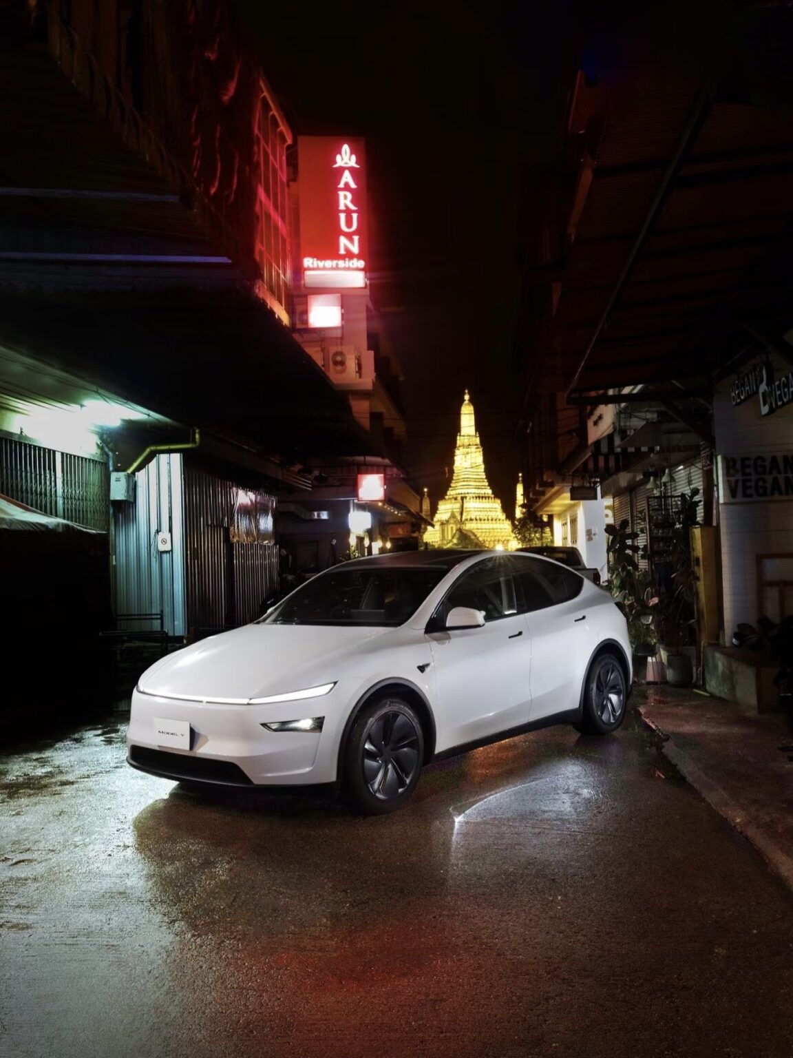 Tesla Model Y : Photos d'une Électrisante Nuit en Asie du Sud-Est