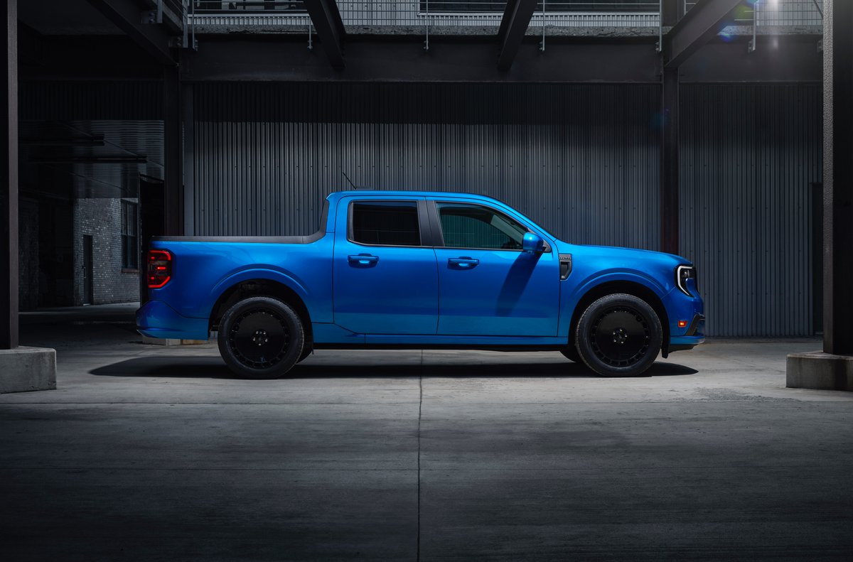 Ford Maverick Lobo vs Tesla Cybertruck : battle